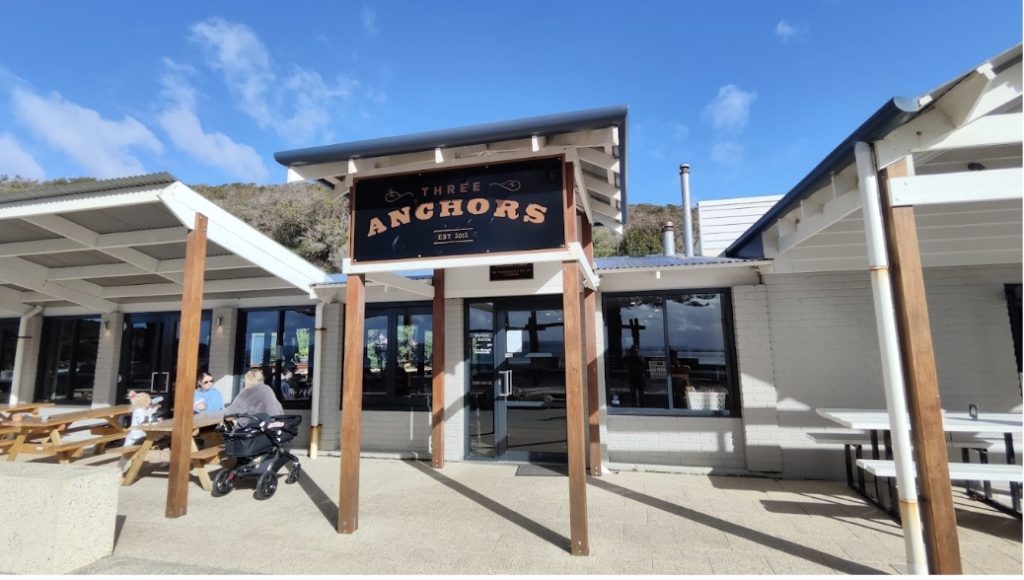 Three Anchors - Dog Rock Motel